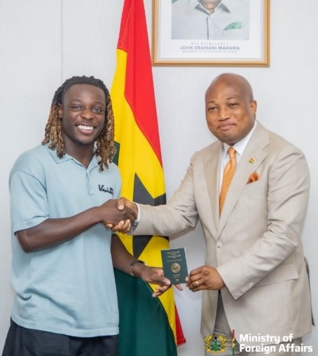 EPL on Citi: Ghana’s Foreign Minister hands Ghanaian Passport to Man ...