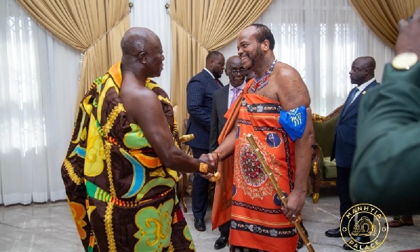 Otumfuo Gifts King Mswati III of Eswatini a 22-carat Ashanti Gold chain