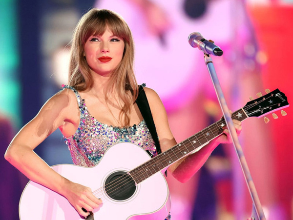 Taylor Swift gives ‘early Xmas gift’ to fans