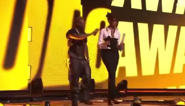 King Promise and Mimi Tafara presents award at 2025 MOBO